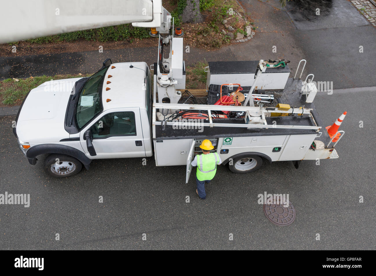 Cherry picker bucket truck hi-res stock photography and images - Alamy