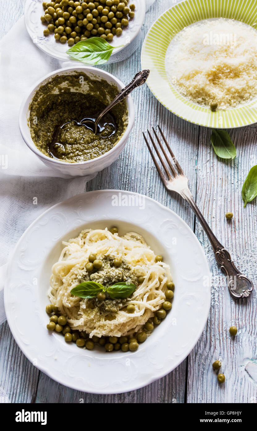 Pasta (spaghetti), green beans, sauce pesto, parmesan, fresh basil ...