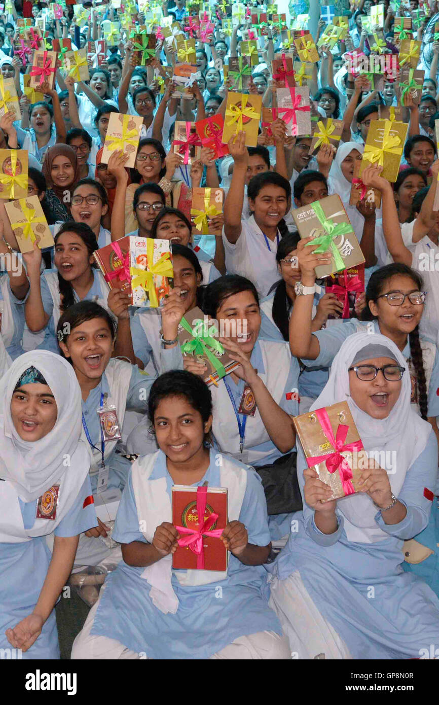 Dhaka, Bangladesh. 2nd September, 2016. Bangladeshi Collage Students ...