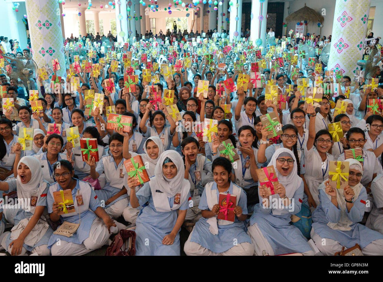 Dhaka, Bangladesh. 2nd September, 2016. Bangladeshi Collage Students ...