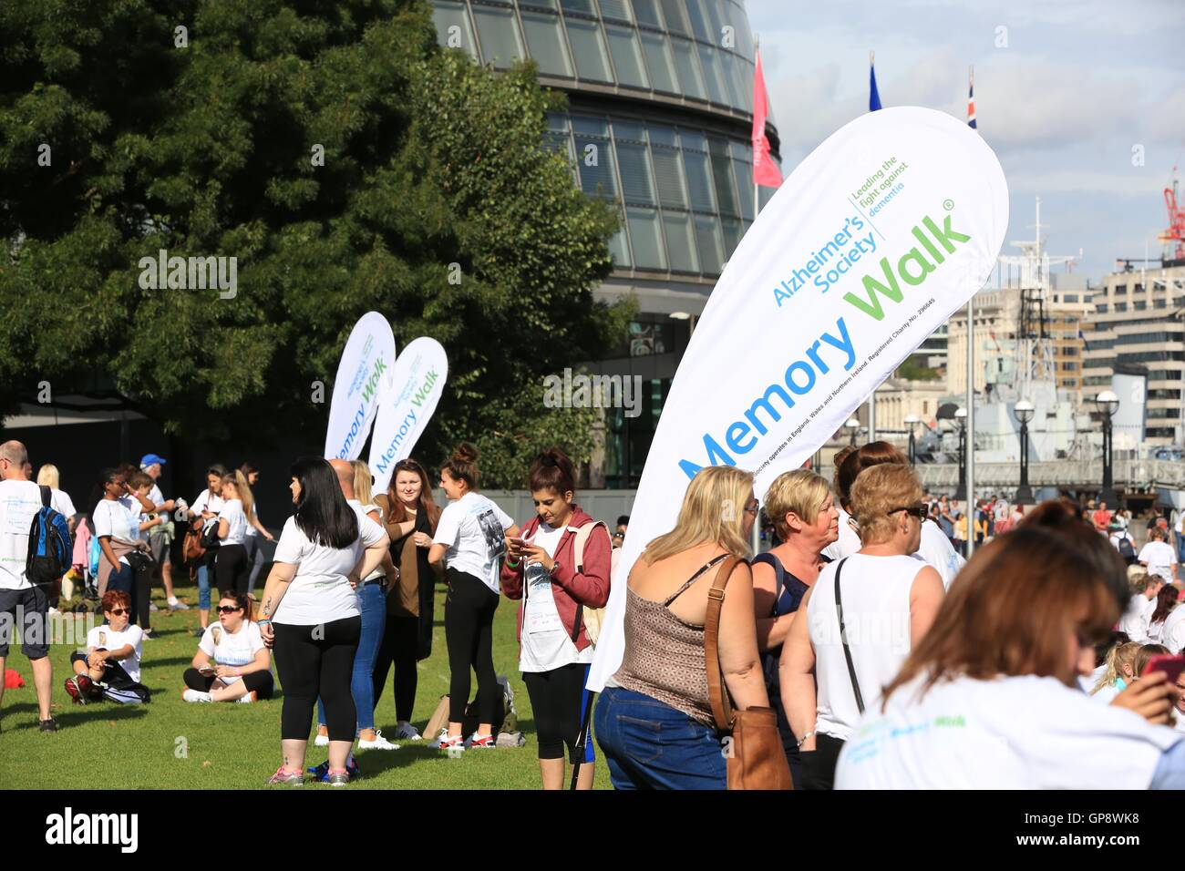 Memory walk sees thousands people hi-res stock photography and images ...