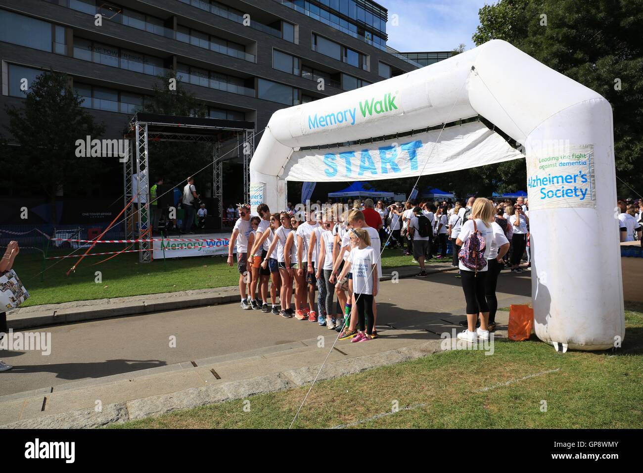 Memory walk sees thousands people hi-res stock photography and images ...