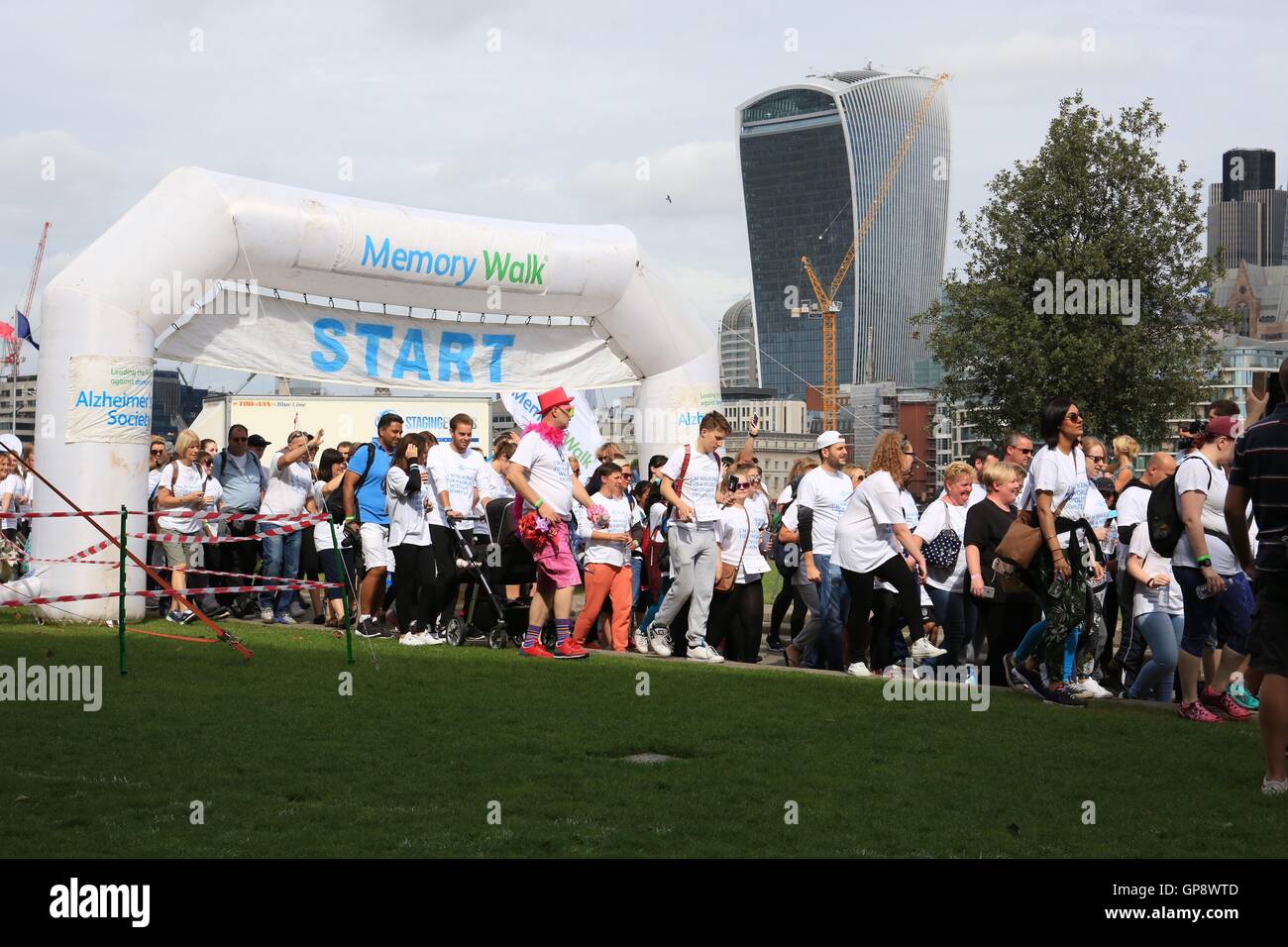 Memory walk sees thousands people hi-res stock photography and images ...