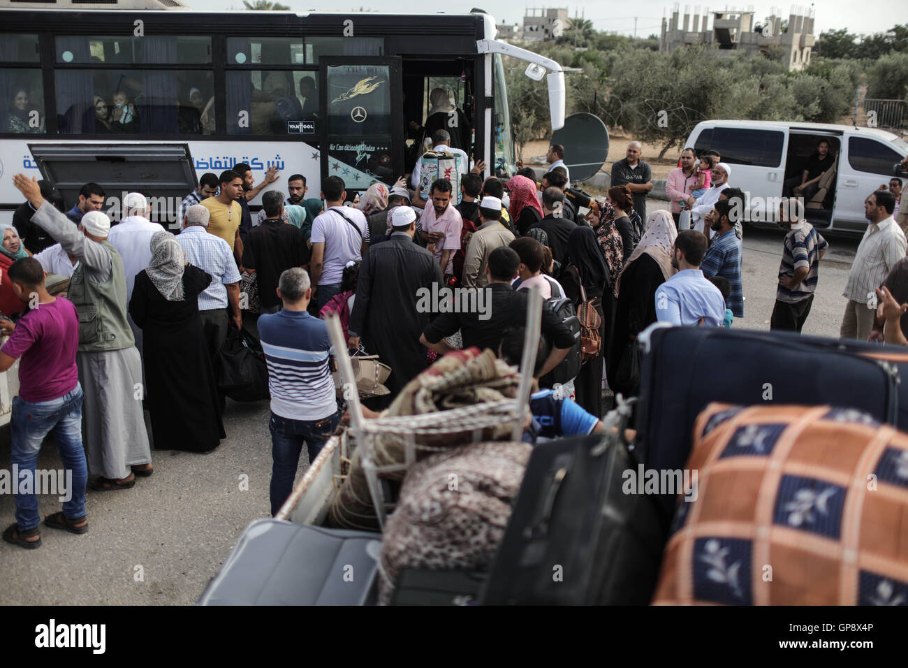 Gaza, Gaza Strip. 3rd Sep, 2016. Palestinians get on a bus to cross ...