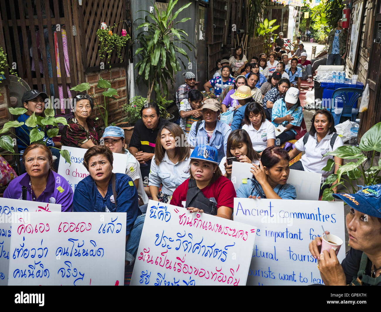 Bangkok, Bangkok, Thailand. 3rd Sep, 2016. Pom Mahakan residents block ...
