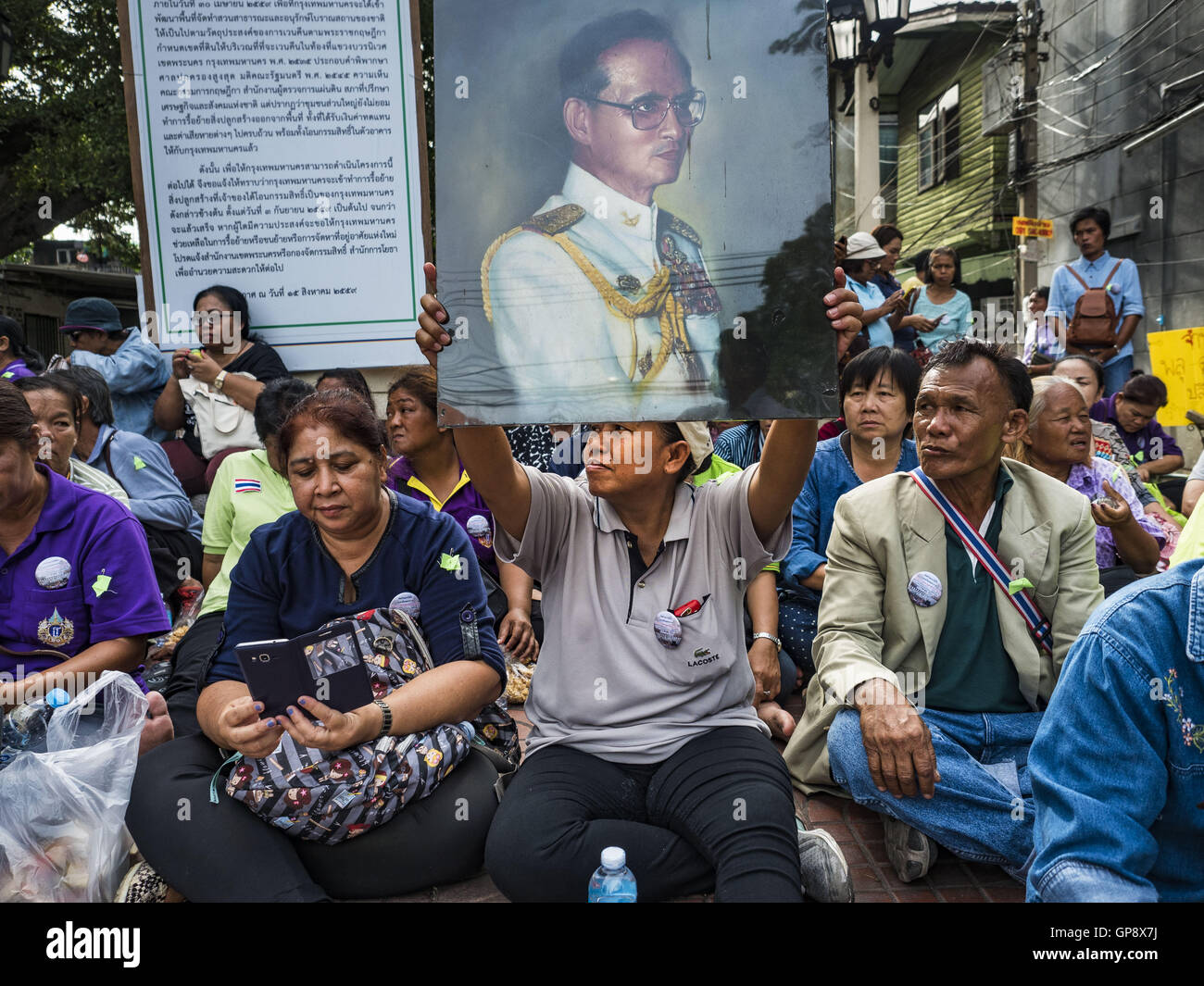 Bangkok, Bangkok, Thailand. 3rd Sep, 2016. A Pom Mahakan resident holds ...