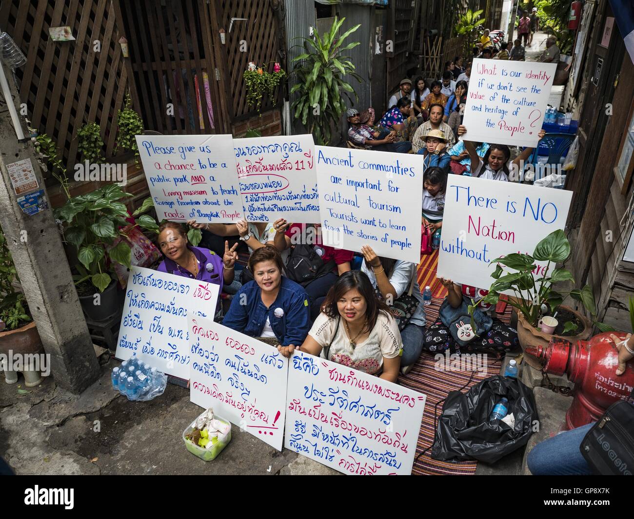 Bangkok, Bangkok, Thailand. 3rd Sep, 2016. Pom Mahakan residents block ...