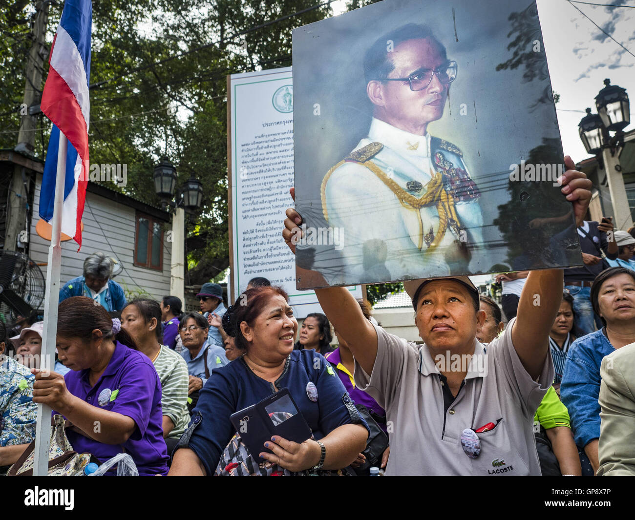 Bangkok, Bangkok, Thailand. 3rd Sep, 2016. A Pom Mahakan resident holds ...