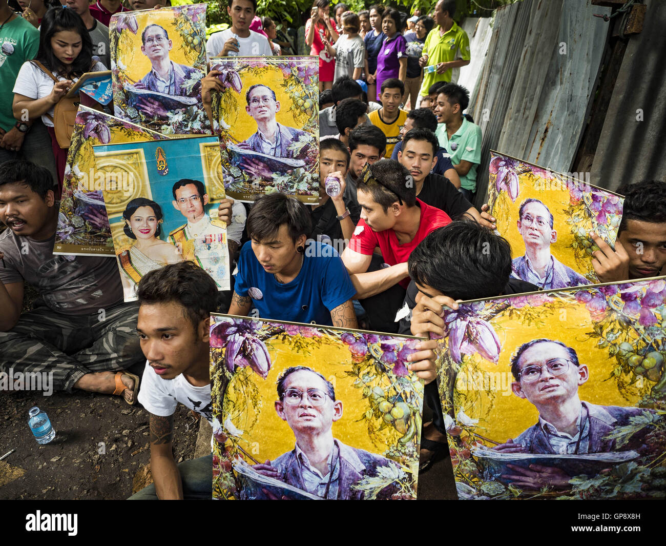 Bangkok, Bangkok, Thailand. 3rd Sep, 2016. Pom Mahakan resident hold up ...