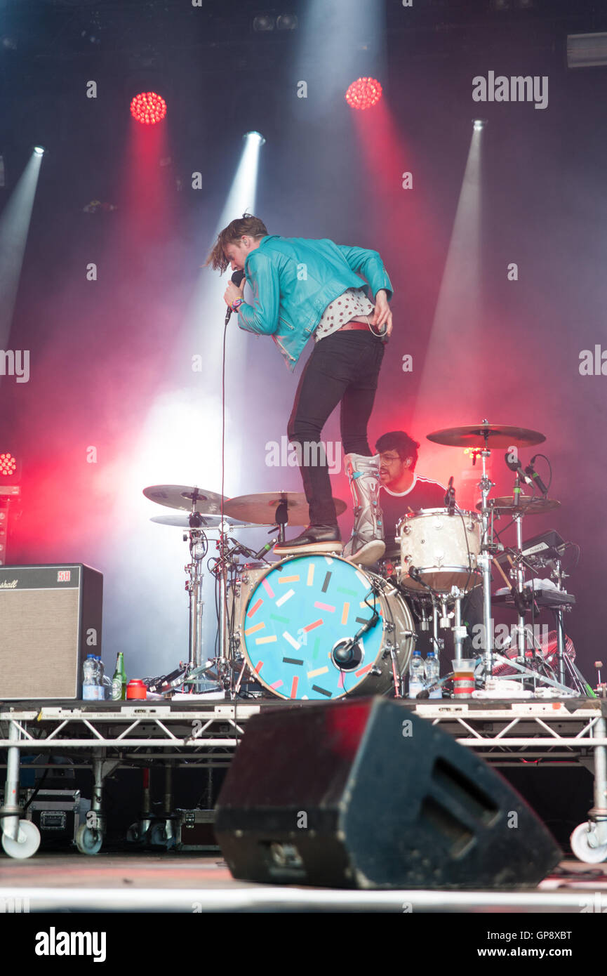 Ricky wilson of leeds indie group kaiser chiefs on stage hi-res stock ...
