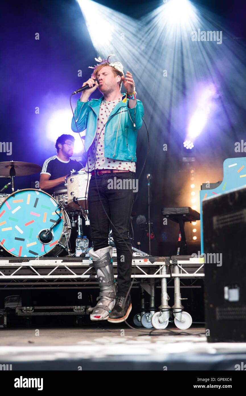 Ricky Wilson Of Leeds Indie Group Kaiser Chiefs On Stage High ...