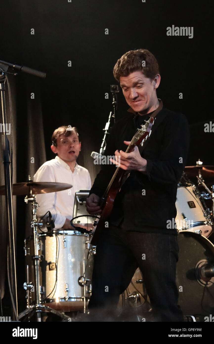 Dorset, UK. 2nd September, 2016. David (left) and Peter Brewis of Field ...