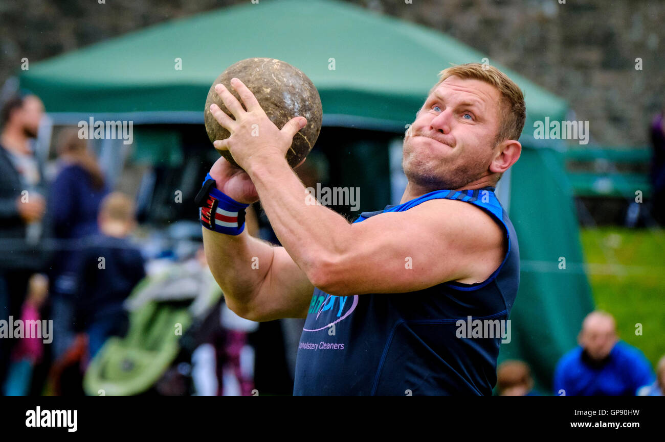 Hammer throw scottish highland games hi-res stock photography and ...