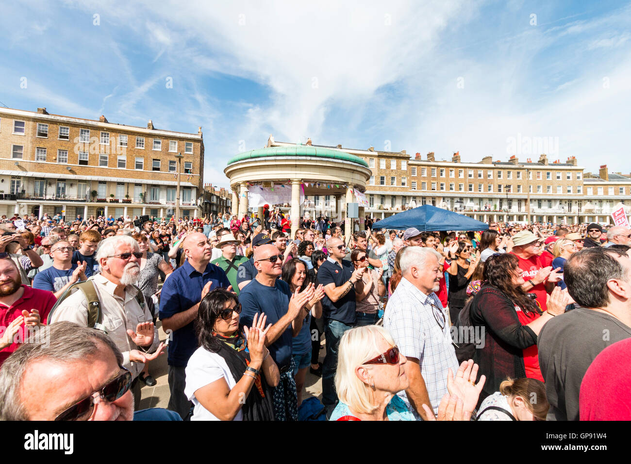 Applauding crowd hi-res stock photography and images - Alamy