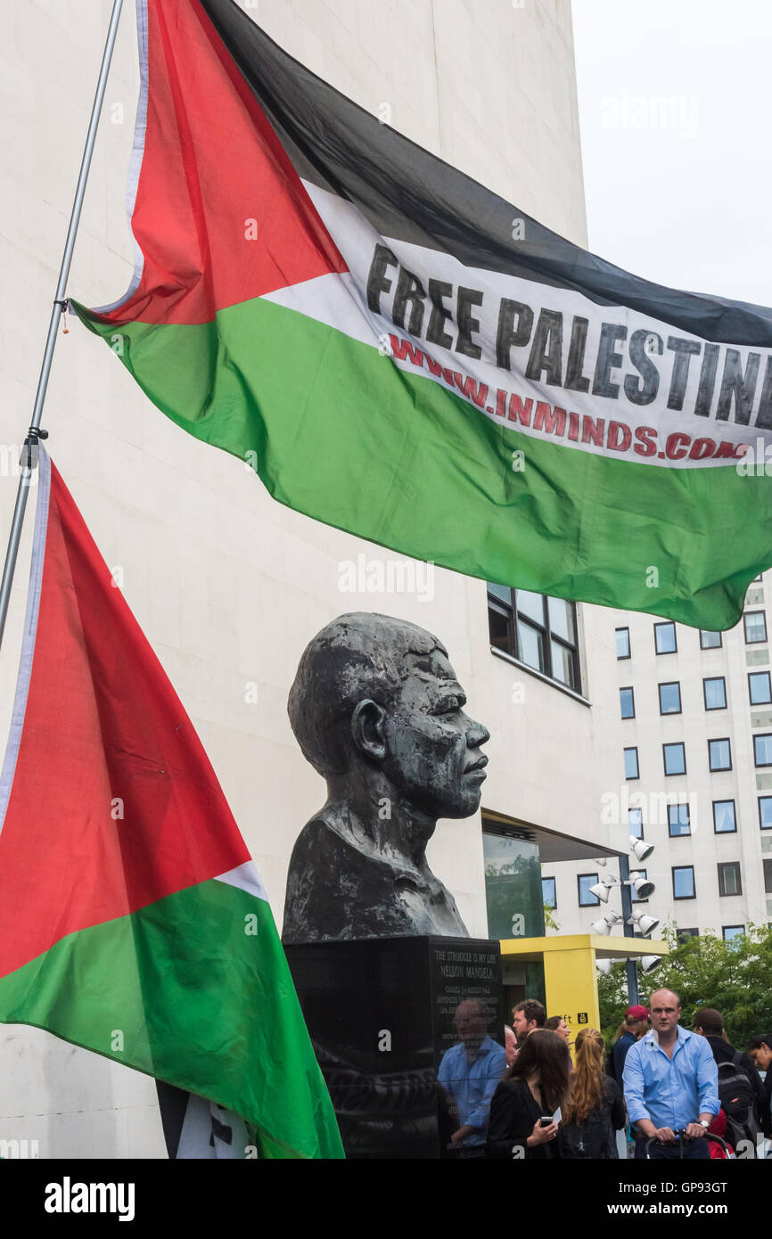 Nelson mandela apartheid protest hi-res stock photography and images ...