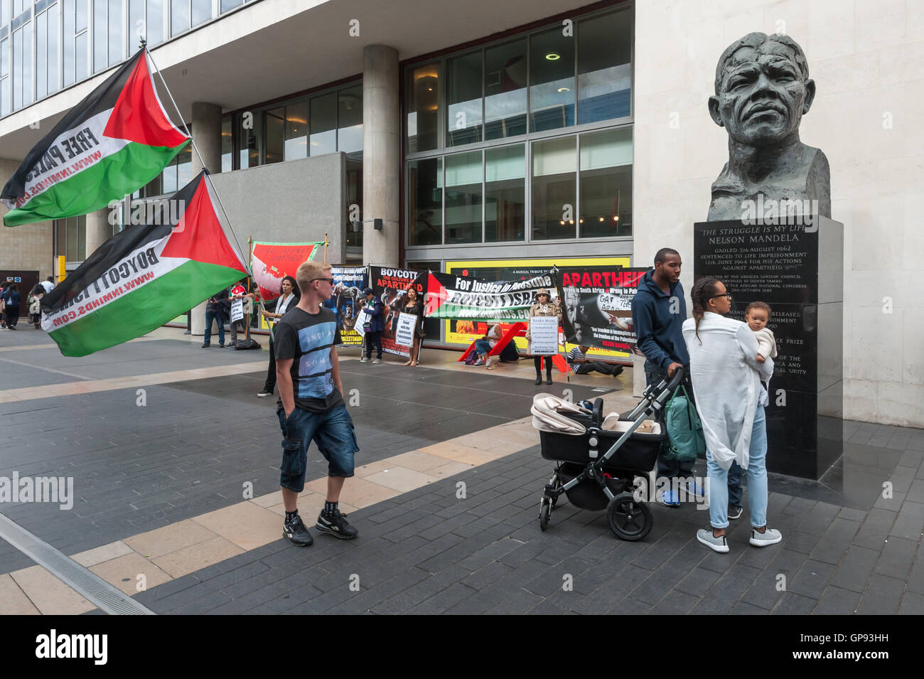 Nelson mandela apartheid protest hi-res stock photography and images ...