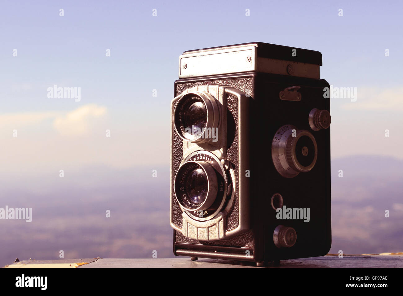Old twin lens reflex film camera Stock Photo - Alamy