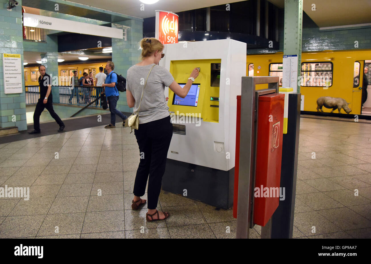 Platform ticket machine hi-res stock photography and images - Alamy