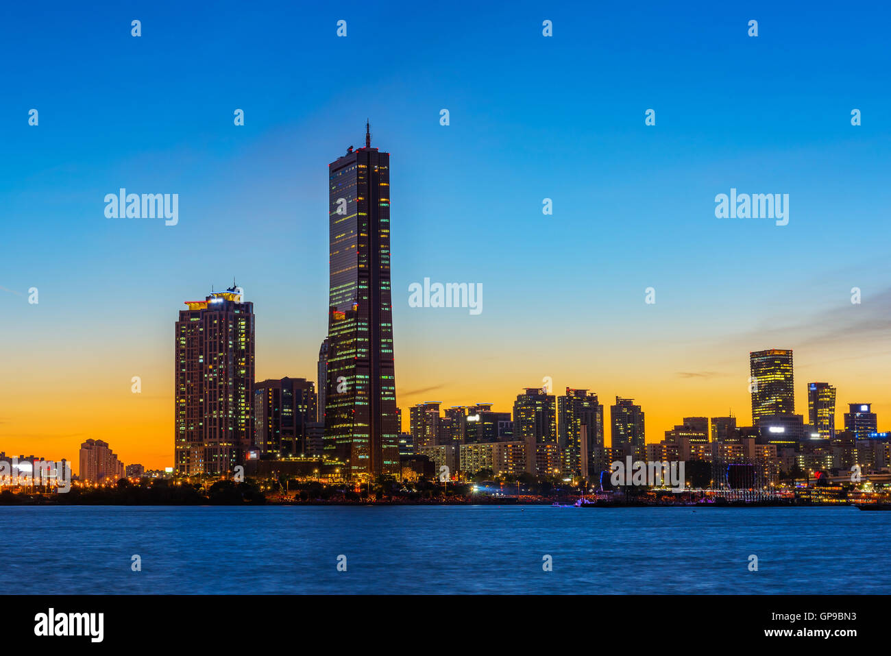 Seoul korea skyline mountains hi-res stock photography and images - Alamy