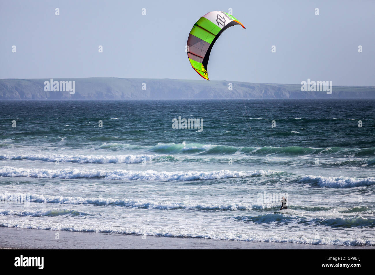 Kite surfing on Newgale beach, Pembrokeshire Stock Photo - Alamy
