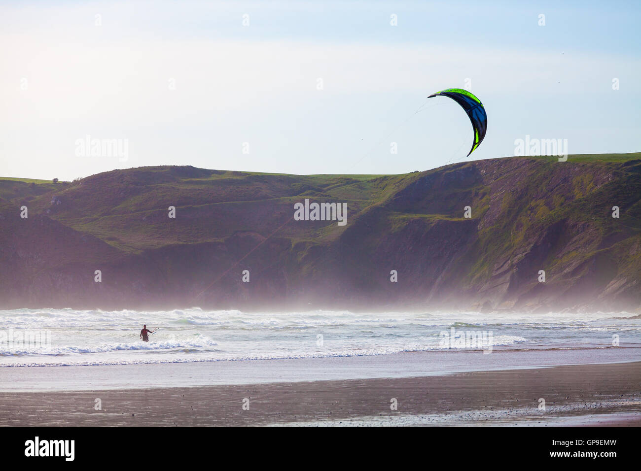 Kite surfing on Newgale beach, Pembrokeshire Stock Photo - Alamy