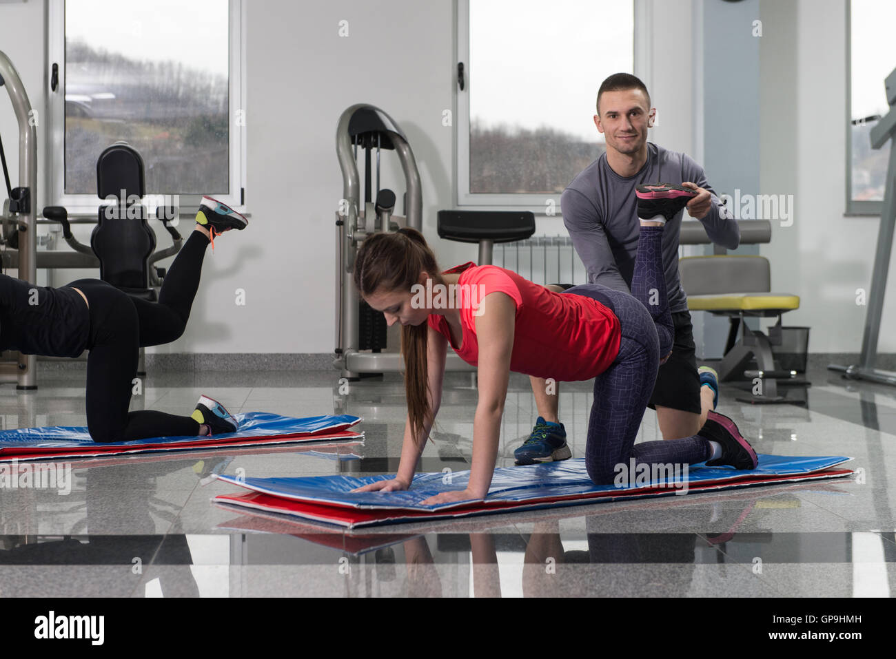Group young friends stretch hi-res stock photography and images - Alamy