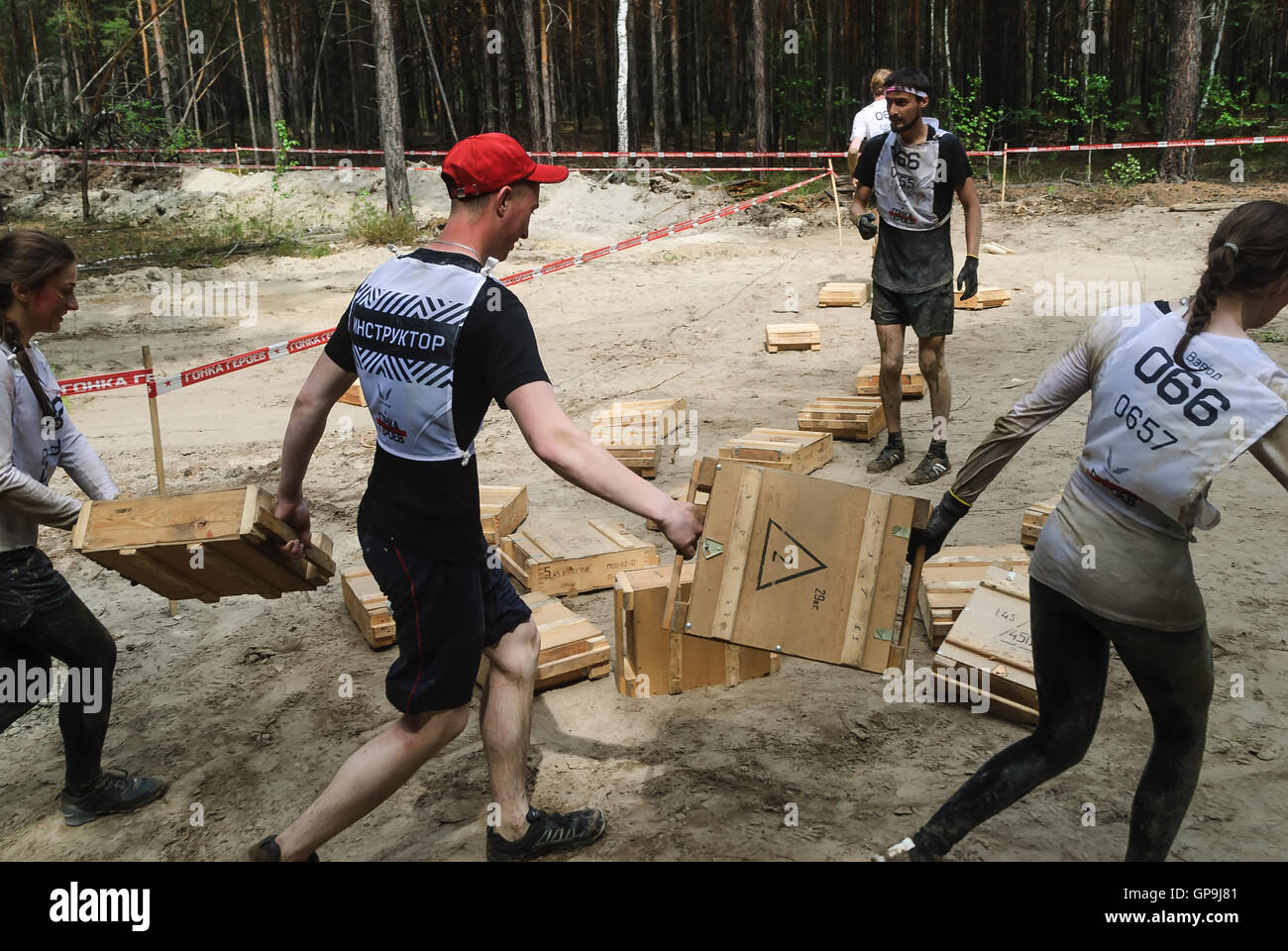 Athletes carry out exercise Transfer of boxes Stock Photo - Alamy