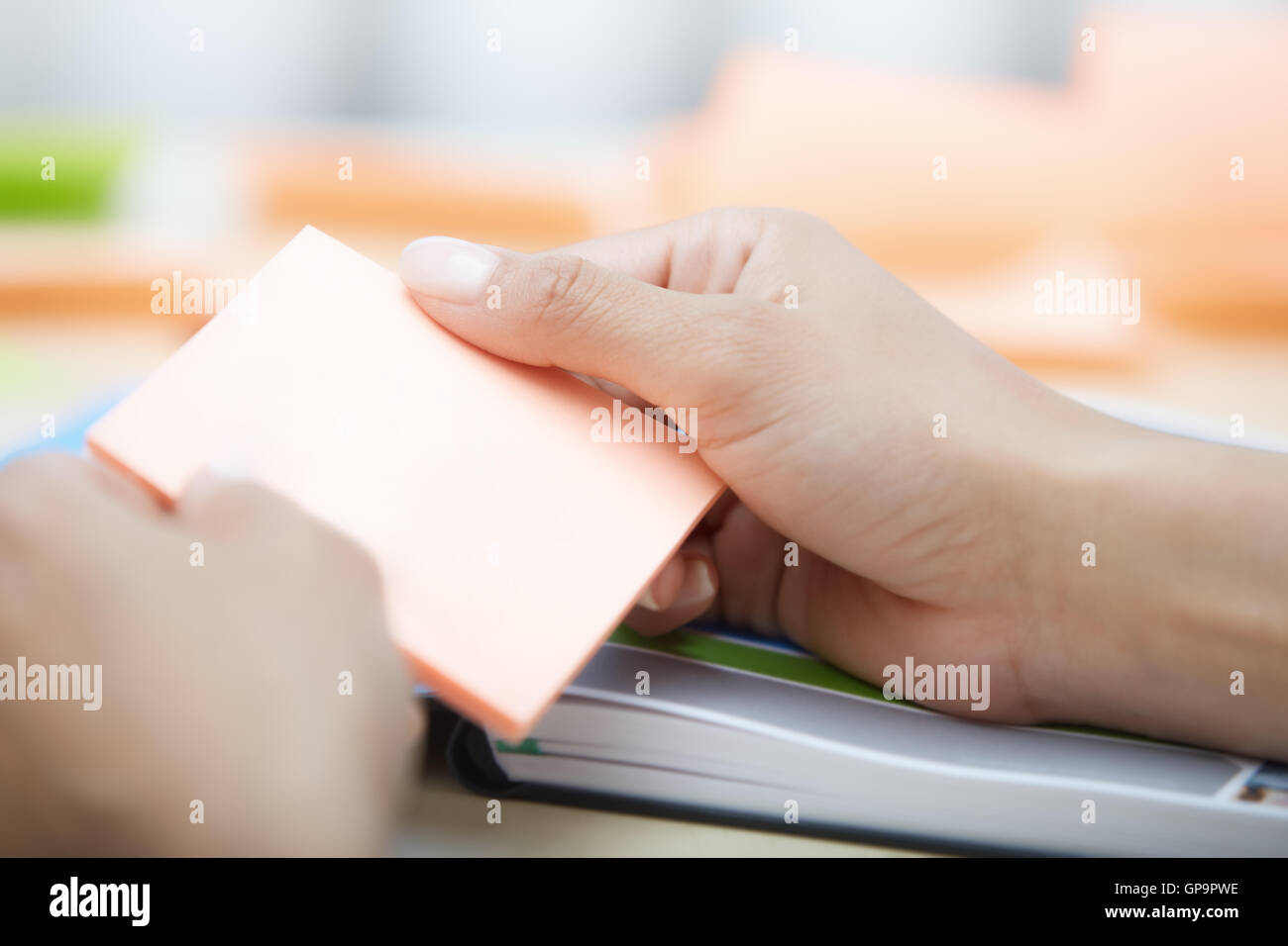 Hands holding sticky note with empty space Stock Photo - Alamy