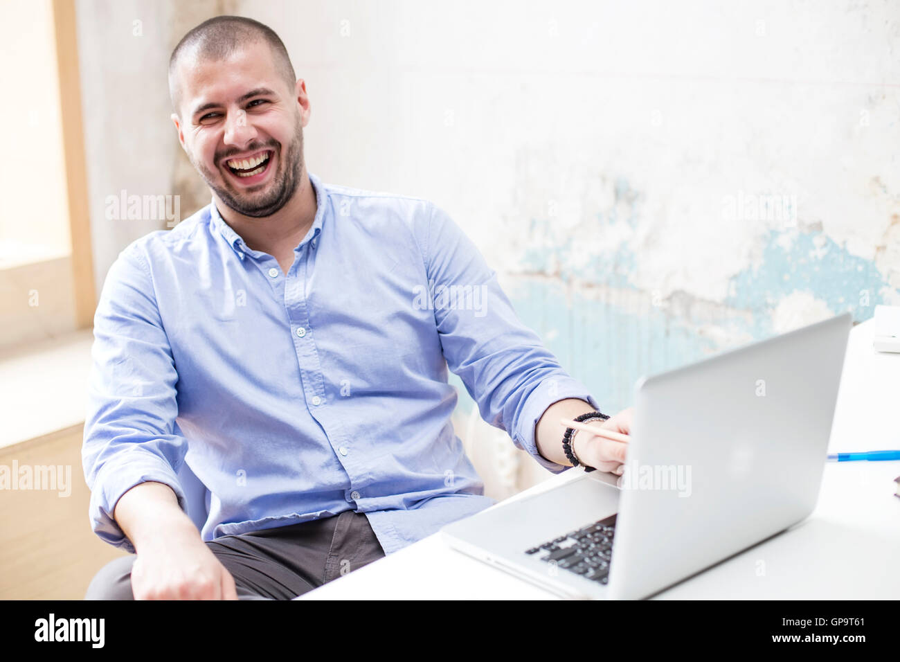 Laptop happy man hi-res stock photography and images - Alamy