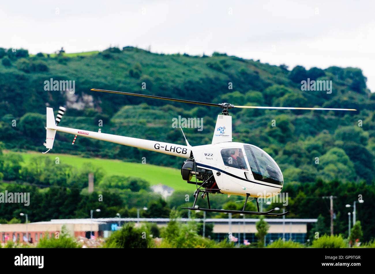 Robinson r22 helicopter flying hi-res stock photography and images - Alamy