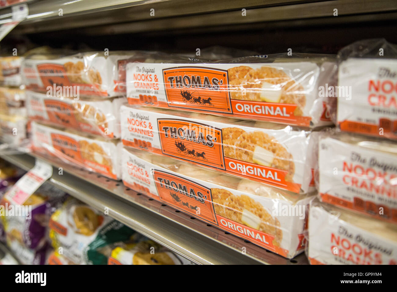 Original english muffins hi-res stock photography and images - Alamy