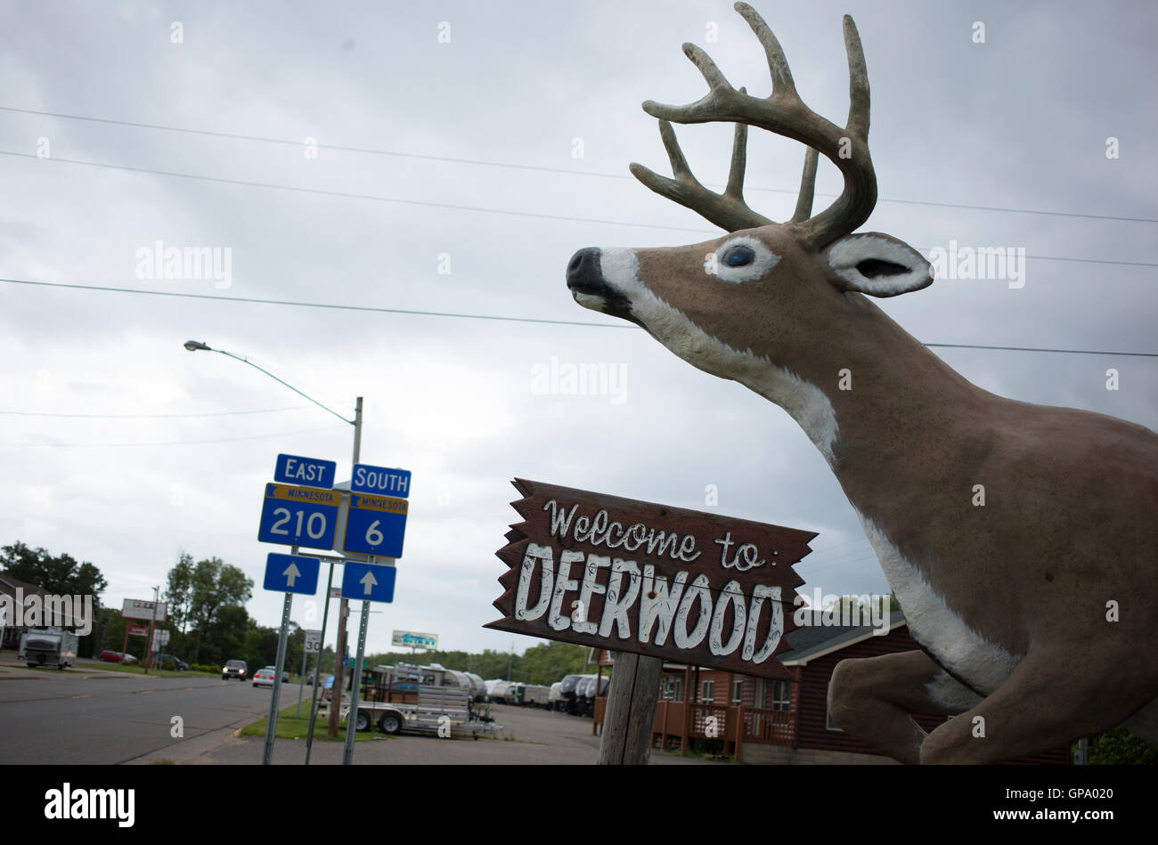 Jumping deer sign hi-res stock photography and images - Alamy