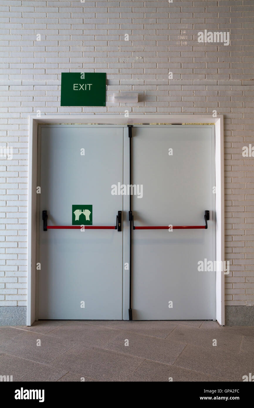 Emergency exit sign hallway hi-res stock photography and images - Alamy