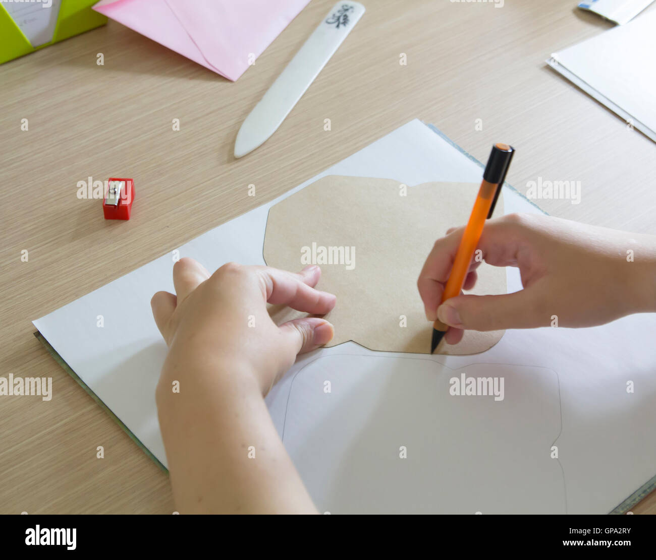 Hands with pen and paper hi-res stock photography and images - Alamy
