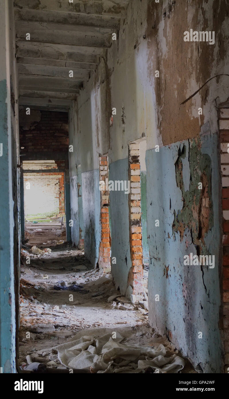 Crumbling tunnel hi-res stock photography and images - Alamy