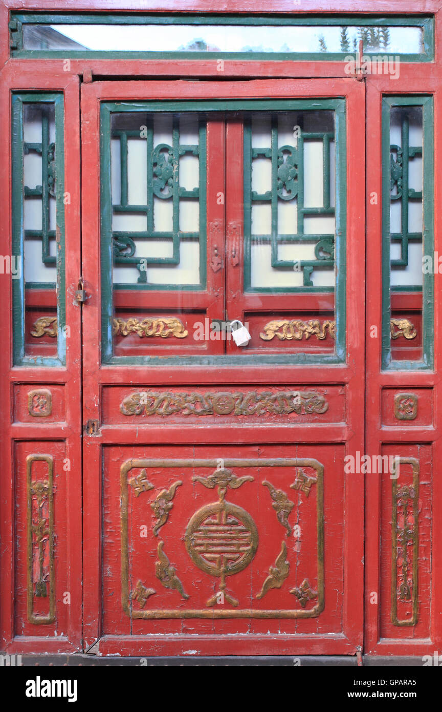 Traditional Chinese Door Stock Photo - Alamy