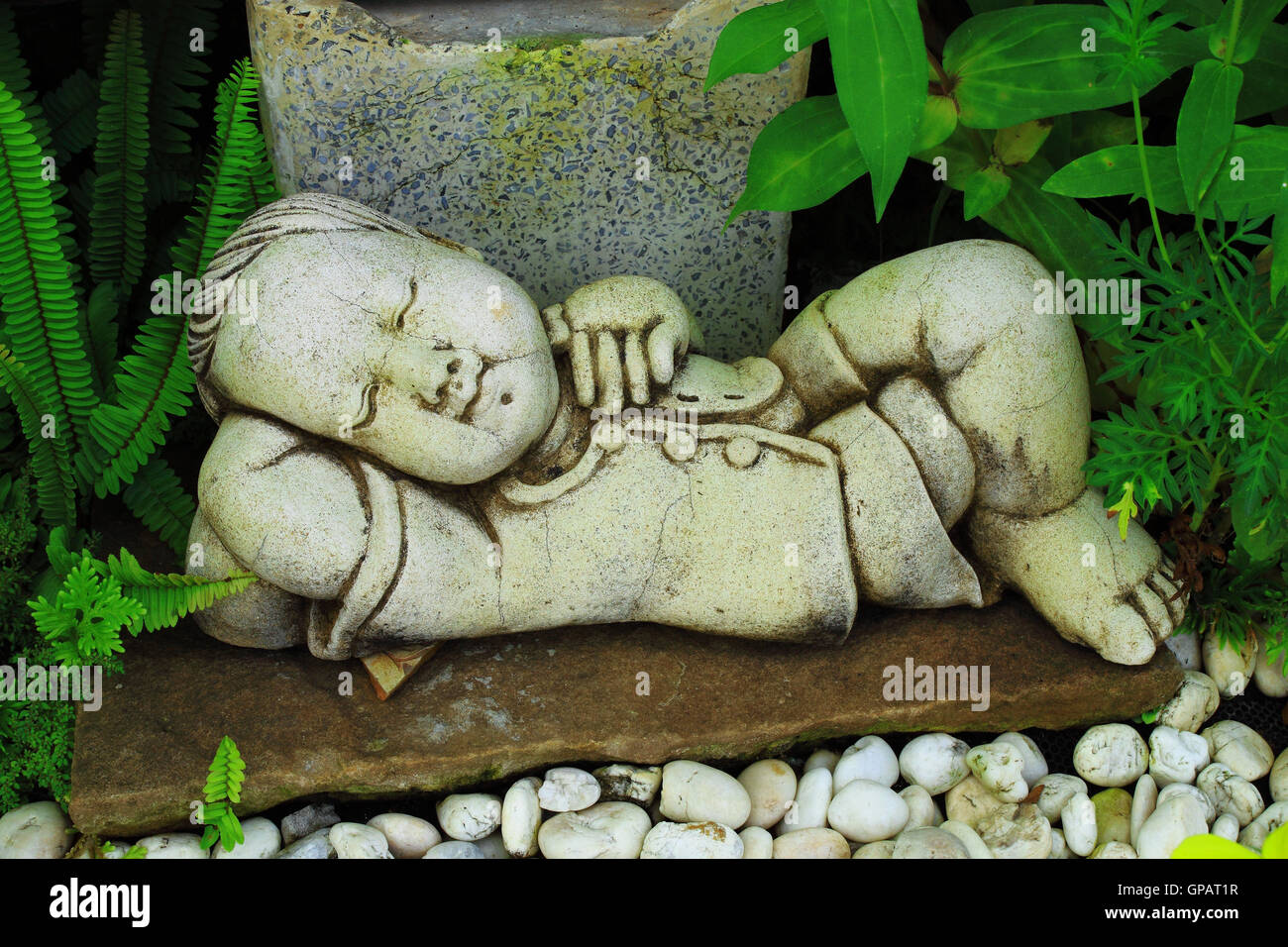 Smiling asian boy statue hi-res stock photography and images - Alamy