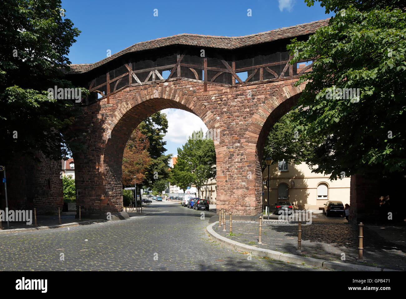 Stadtmauer mit Wehrgang und Raschitor in Worms, Rhein, Rheinland-Pfalz ... Stadtmauer mit Wehrgang und Raschitor in Worms, Rhein, Rheinland-Pfalz ...