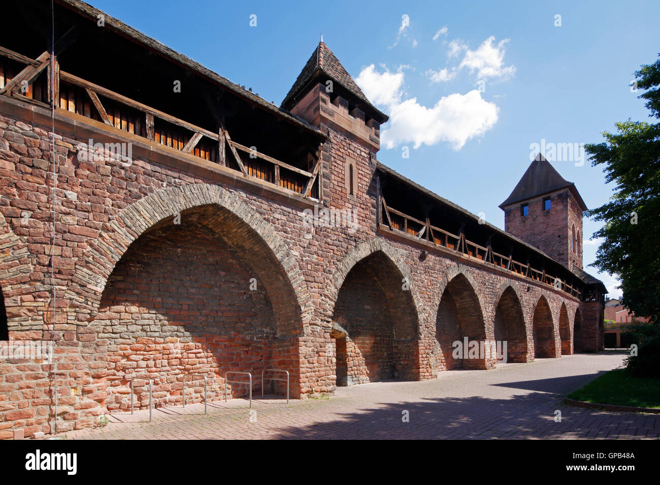 Wormser Nibelungenmuseum mit Stadtmauer, Wehrgang und Torturm in Worms ...