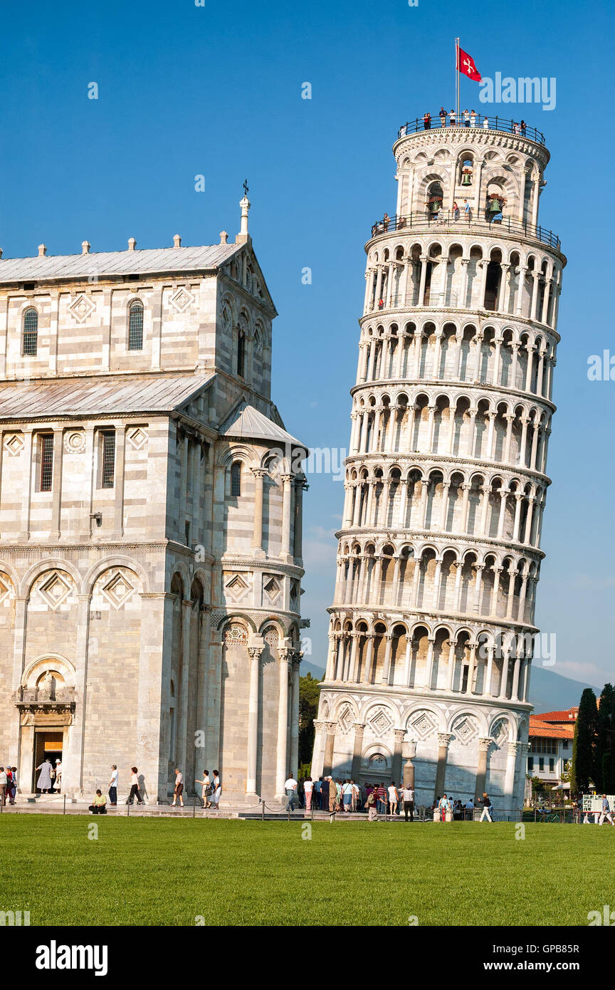 The leaning tower of Pisa on the Piazza Dei Miracoli, Italy Stock Photo ...