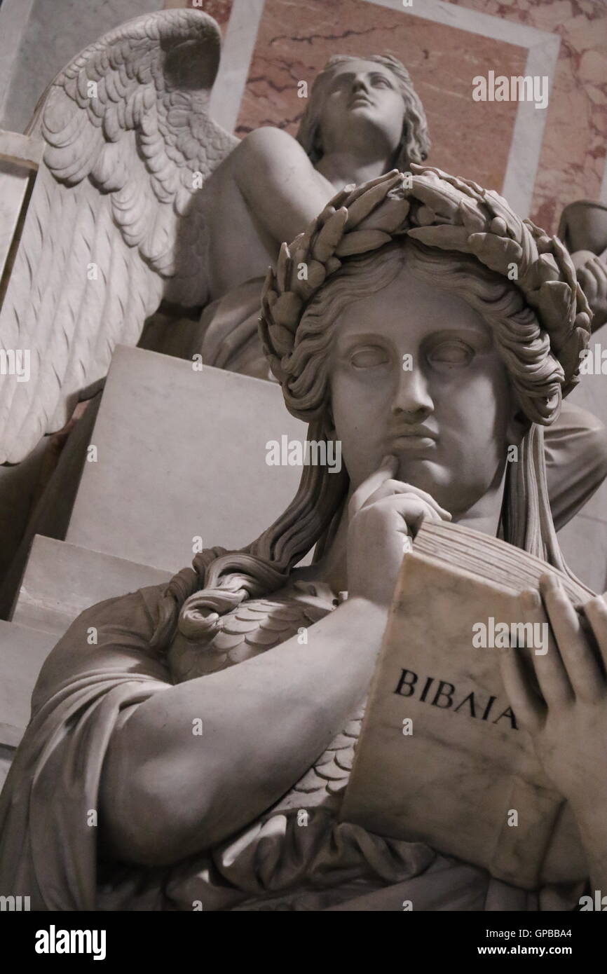 Papal symbol statues hi-res stock photography and images - Alamy