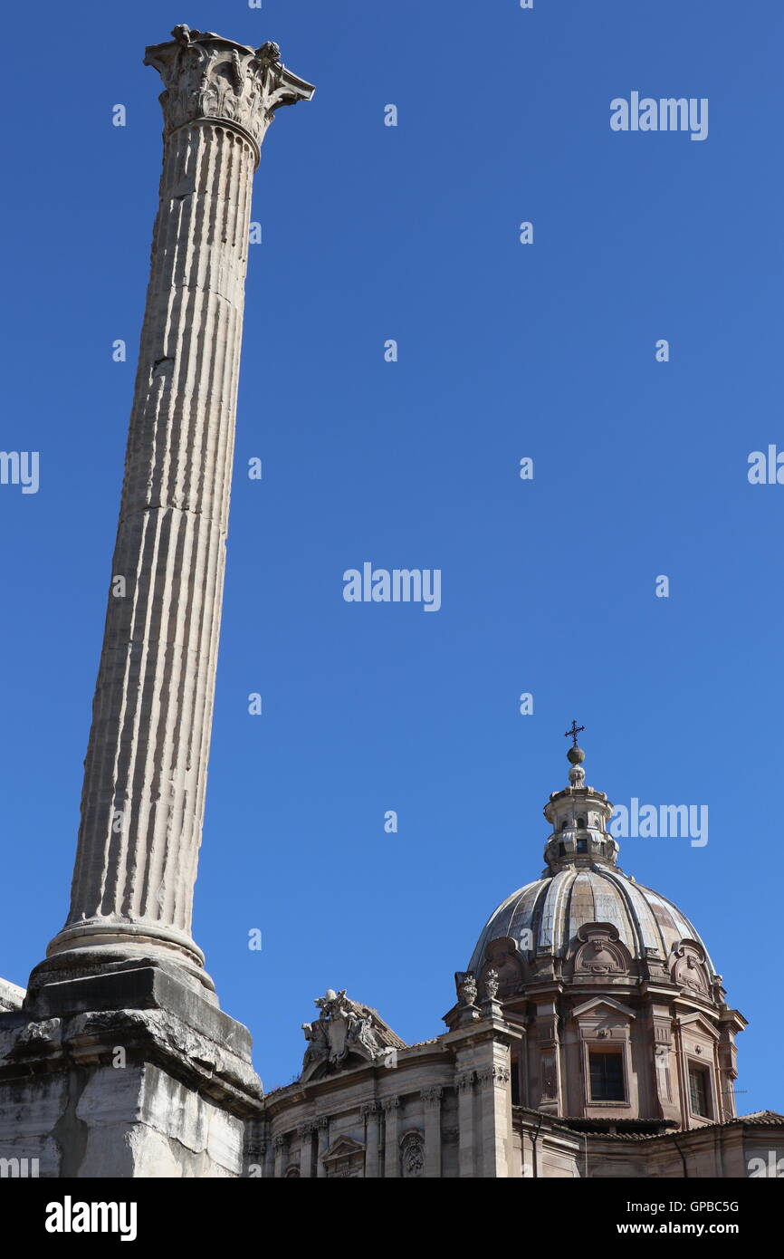 The column of Phocas in the Roman forum Stock Photo - Alamy