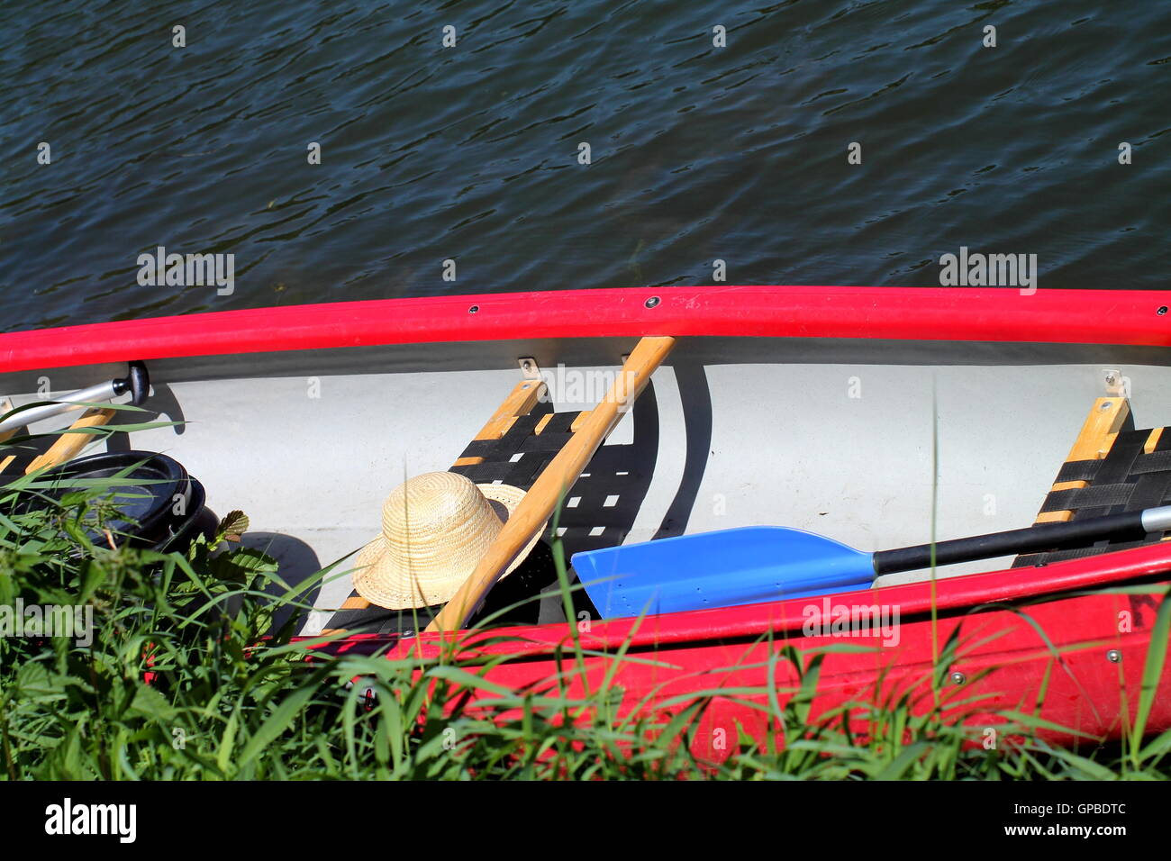 Stranded canoe hi-res stock photography and images - Alamy