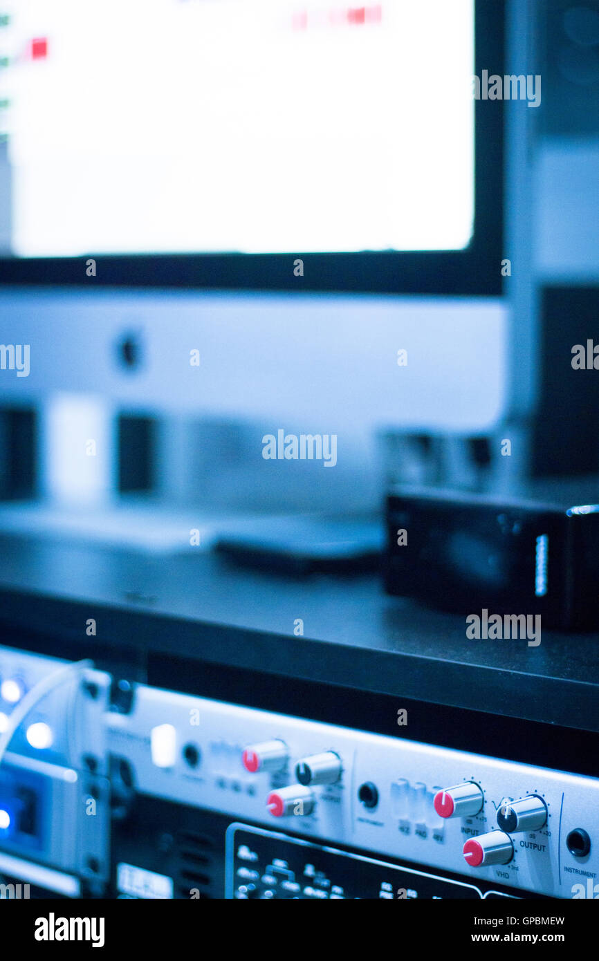 Dubbing mixer hi-res stock photography and images - Alamy