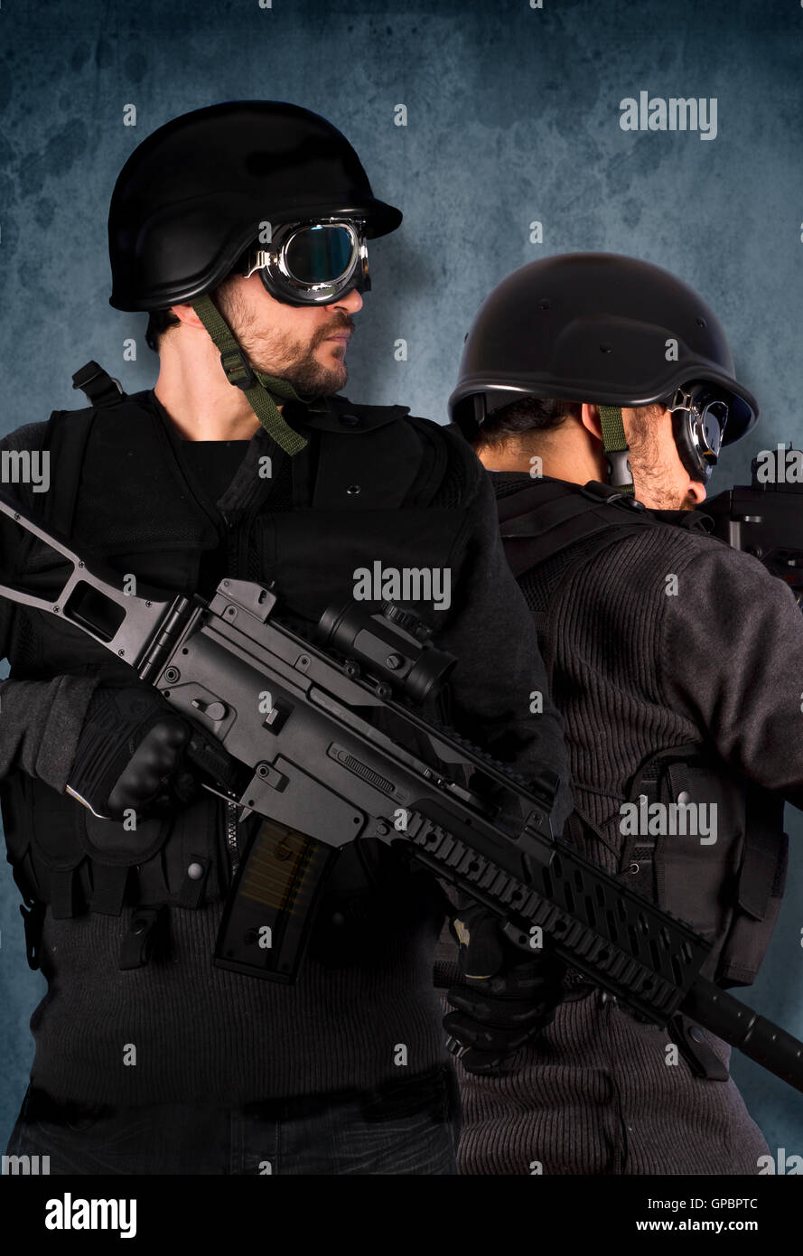 Soldiers aiming guns hi-res stock photography and images - Alamy