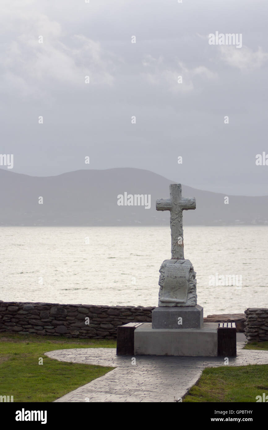 A celtic cross in an Irish scenery Stock Photo - Alamy