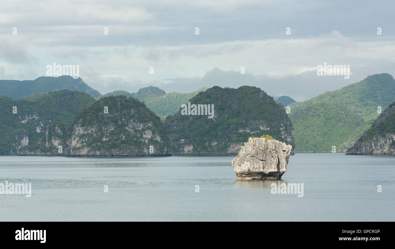 Limestone rocks in Halong Bay, Vietnam Stock Photo - Alamy