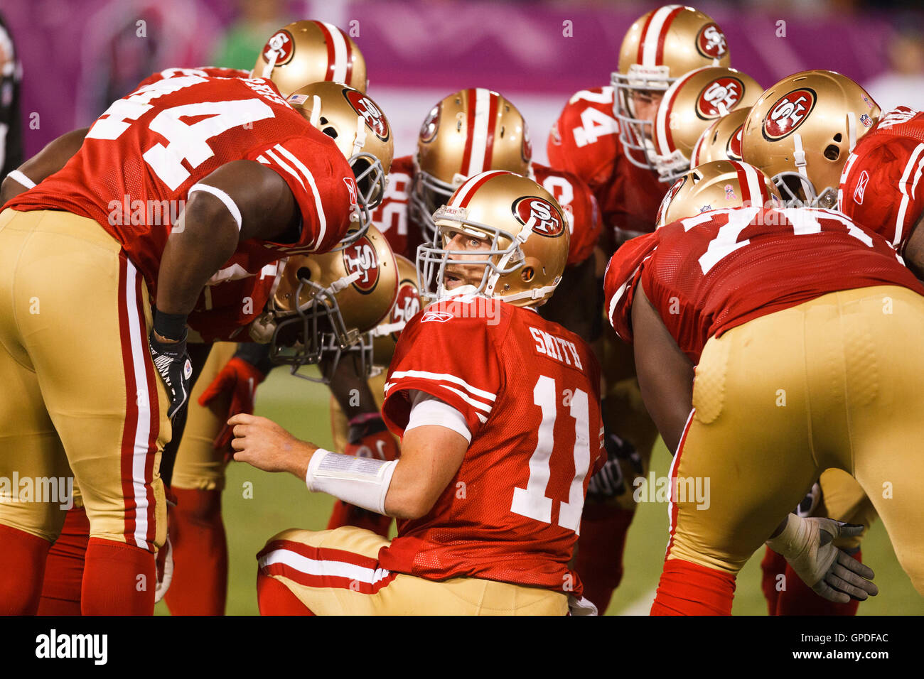 American football players in huddle hi-res stock photography and images ...