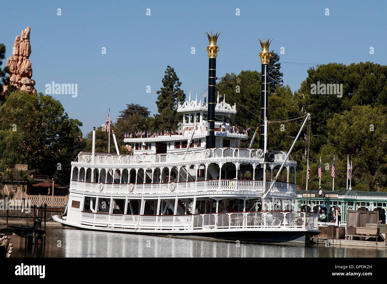 Mark Twain Steamboat Captain Statue Location