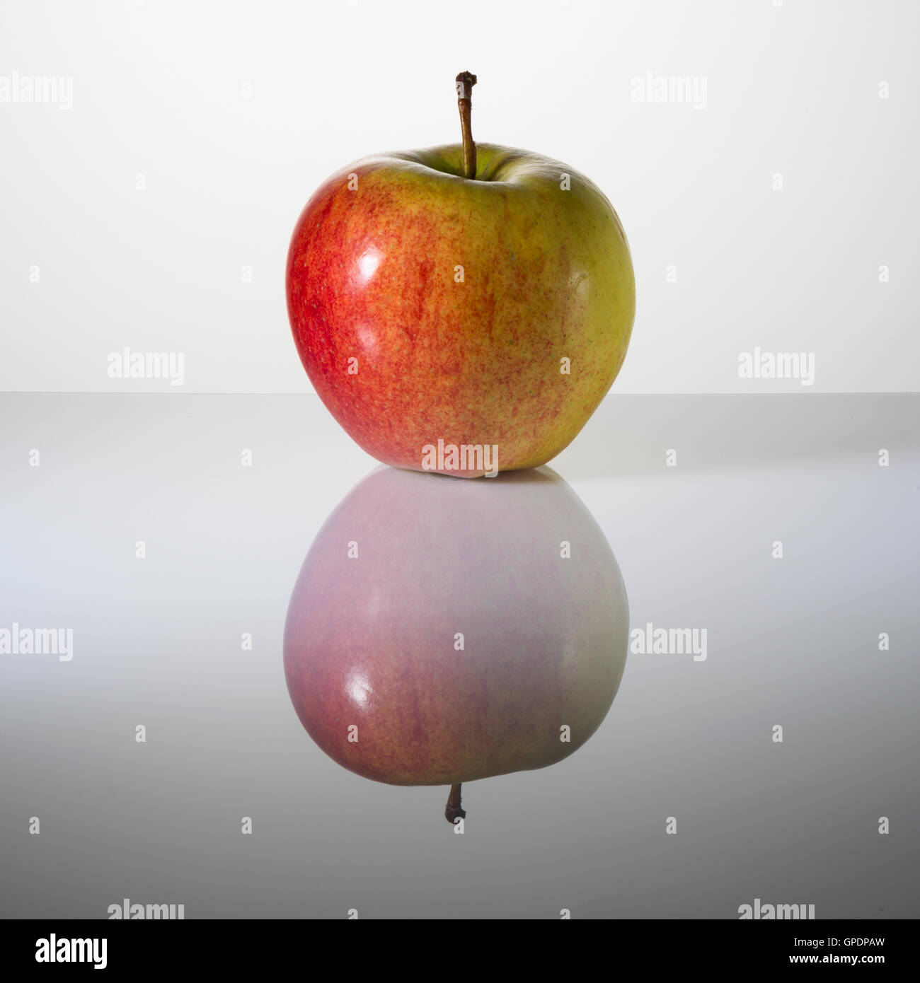 Beautiful apple on a surface with reflection Stock Photo - Alamy